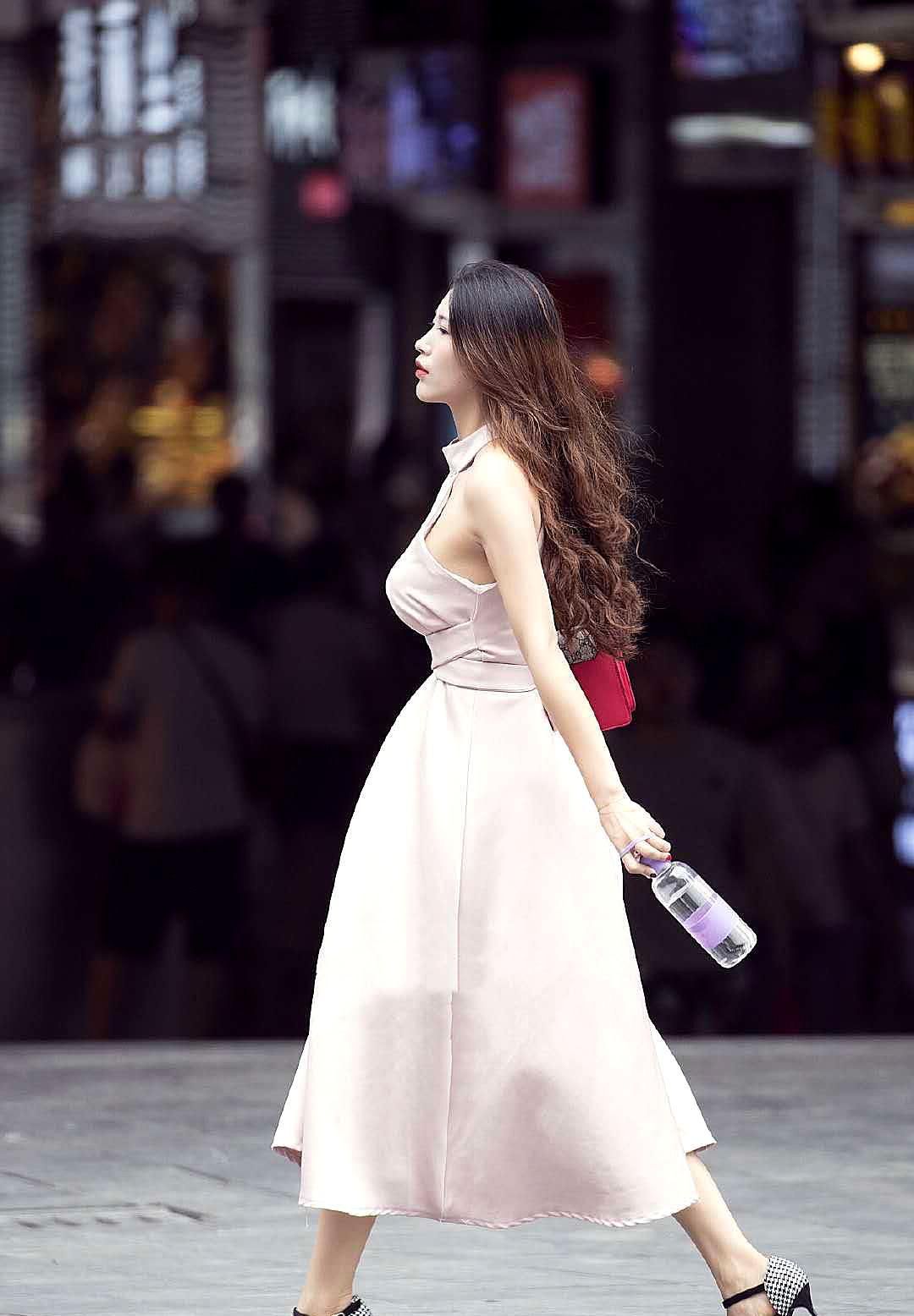 街拍:丰腴少妇身穿紧身装扮和闺蜜出街,尽显丰满可人身材!