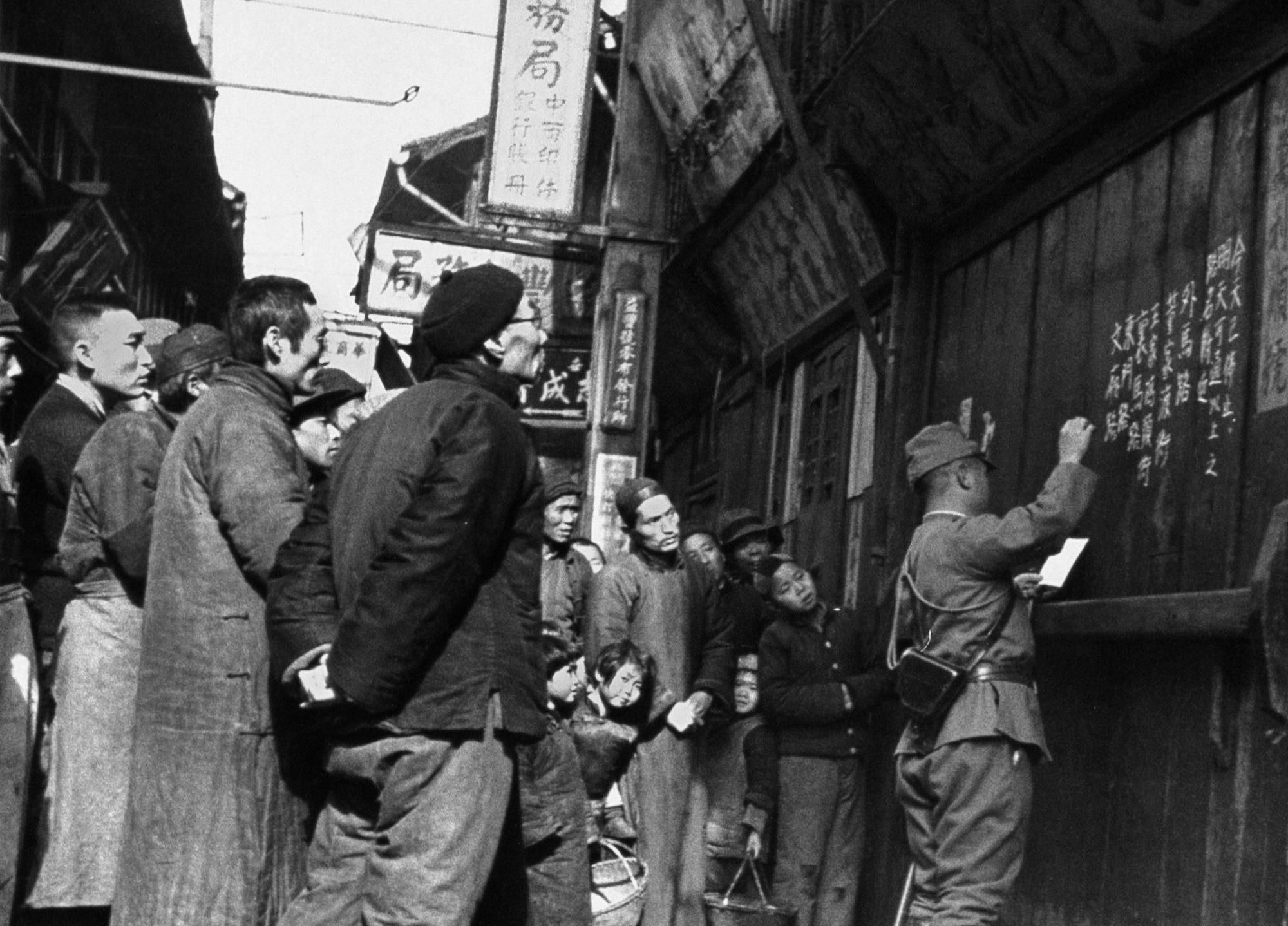 1937年珍贵历史图集：凇泸会战，日军嚣张在黑板写上已占领地区