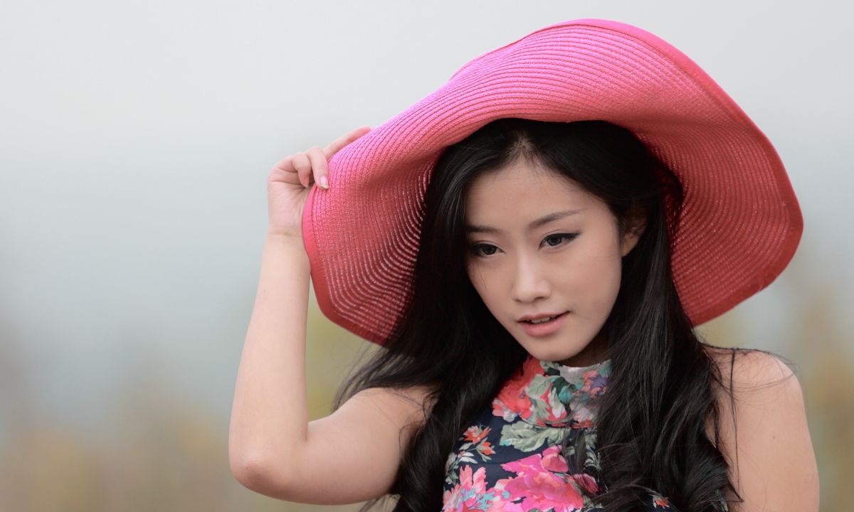 人物摄影:风情万种的女人,眼神中流露出对爱的渴望