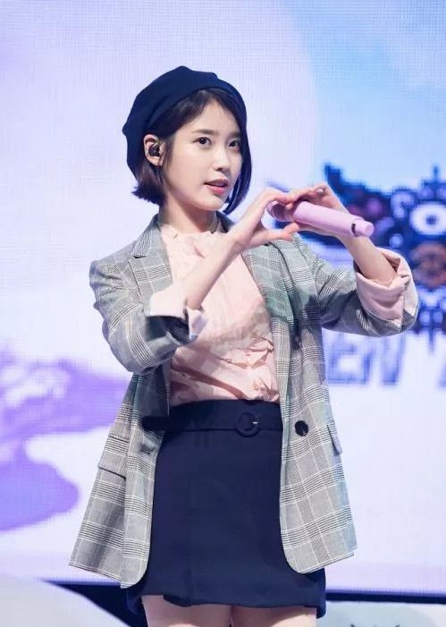 《我的大叔》IU形象大转变，黑衣墨镜好严肃！还是私下的IU养眼