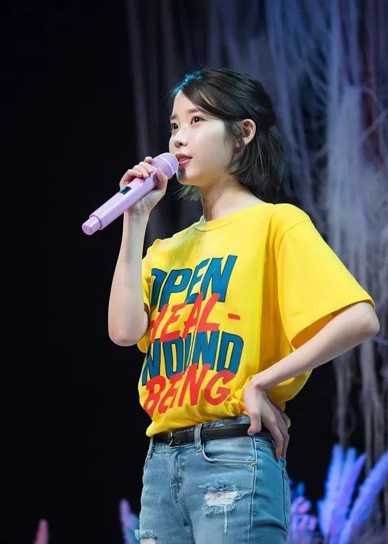 《我的大叔》IU形象大转变，黑衣墨镜好严肃！还是私下的IU养眼