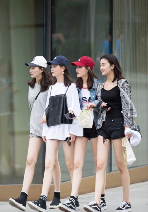 街拍:少妇一件黑色吊带配修身皮裙,露出她的曼妙身材