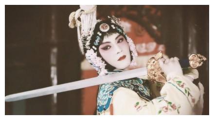 《霸王别姬》的张国荣，不需要说话，眉梢眼角已是一场惊鸿