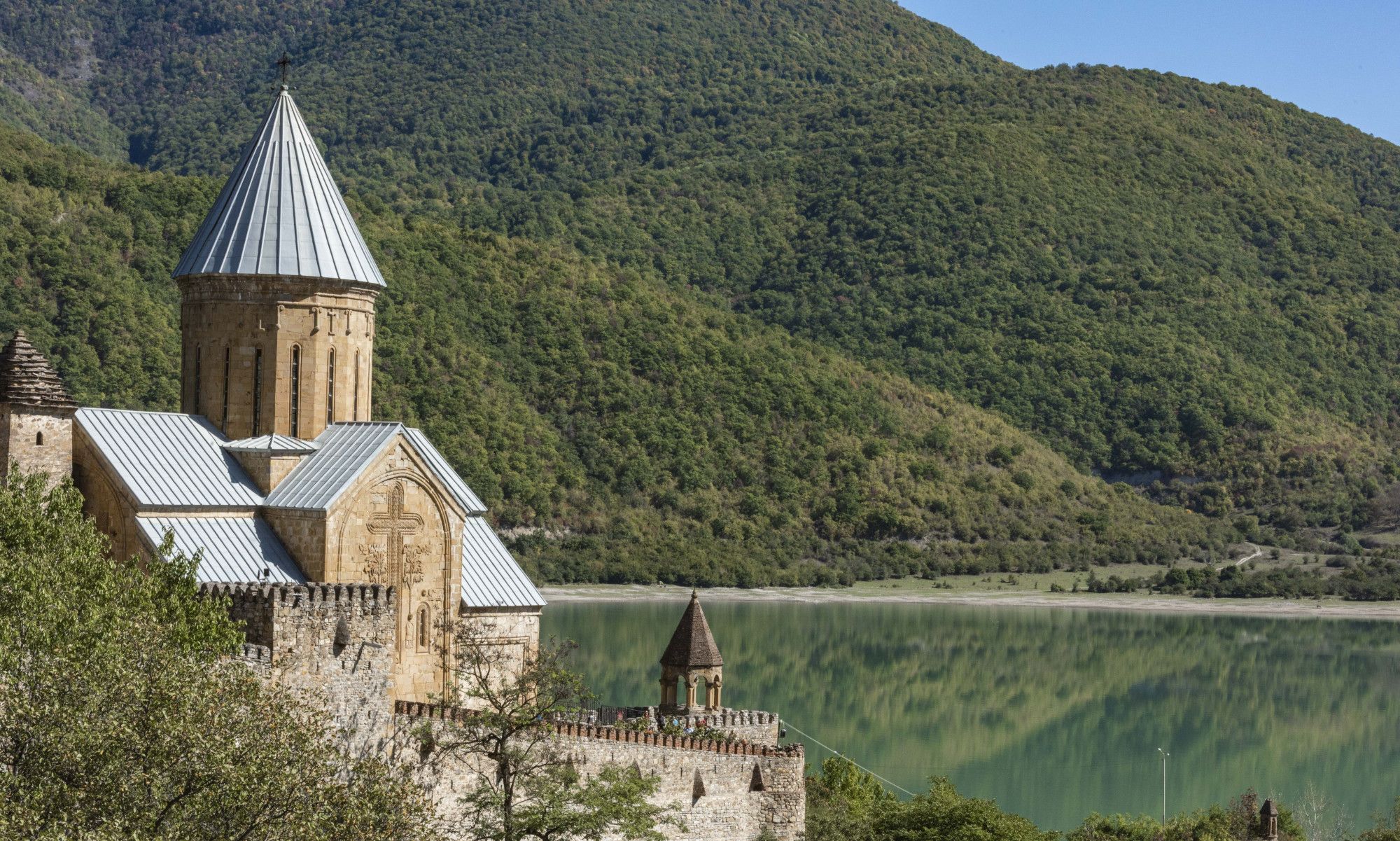 被誉为高加索明镜的塞凡湖，高加索最大的高山湖泊