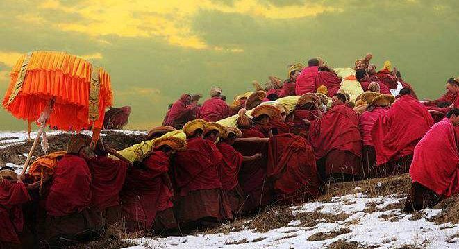 藏族民俗文化之丧葬仪式！藏族5种葬法，你都知道吗？|江河|葬法|丧葬_新浪新闻