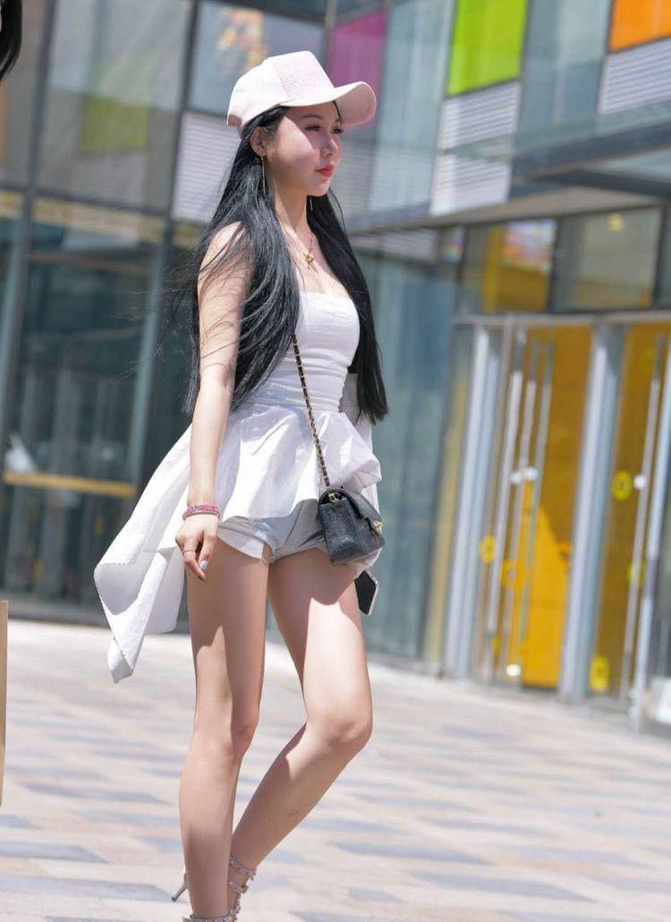 美女街拍：横看成岭侧成峰，远近高低各不同，就是这么个意思吧