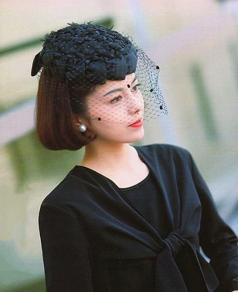 她被称作日式美女的巅峰水平，昭和时代最后的绝世美人，一眼惊艳