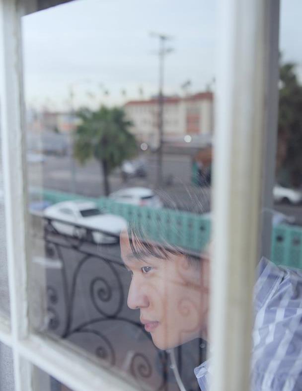 周兴哲赴美拍《Something About You》MV 首演轮椅男子