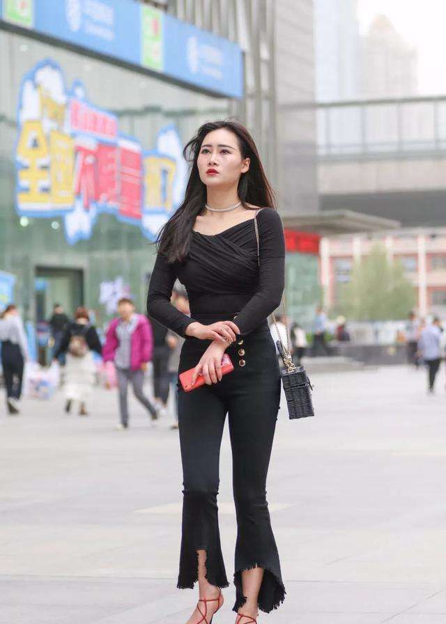 街拍：粉红裙子包裹出的极品美臀，吸睛的丰腴美女，非常突出显眼