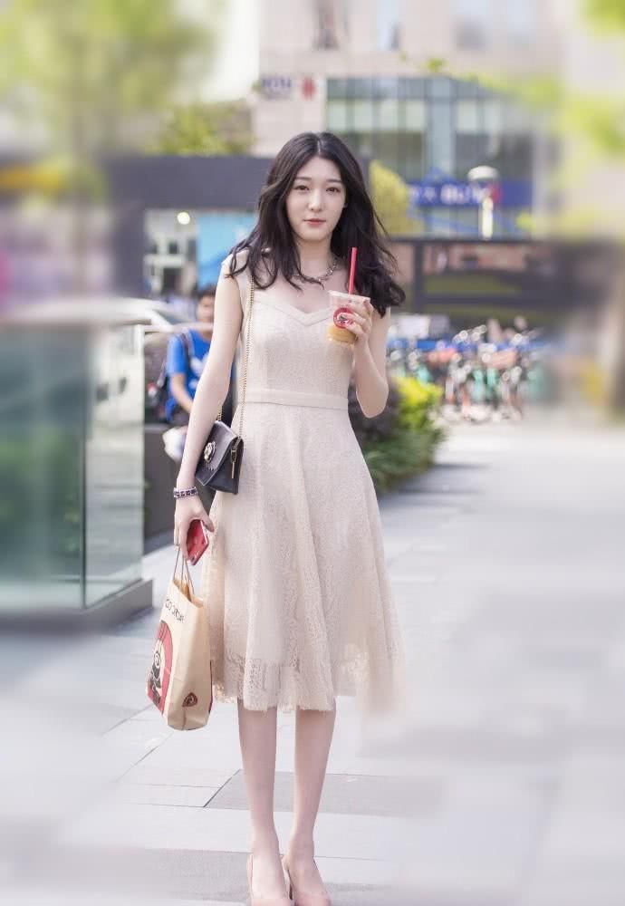 街拍：粉红裙子包裹出的极品美臀，吸睛的丰腴美女，非常突出显眼