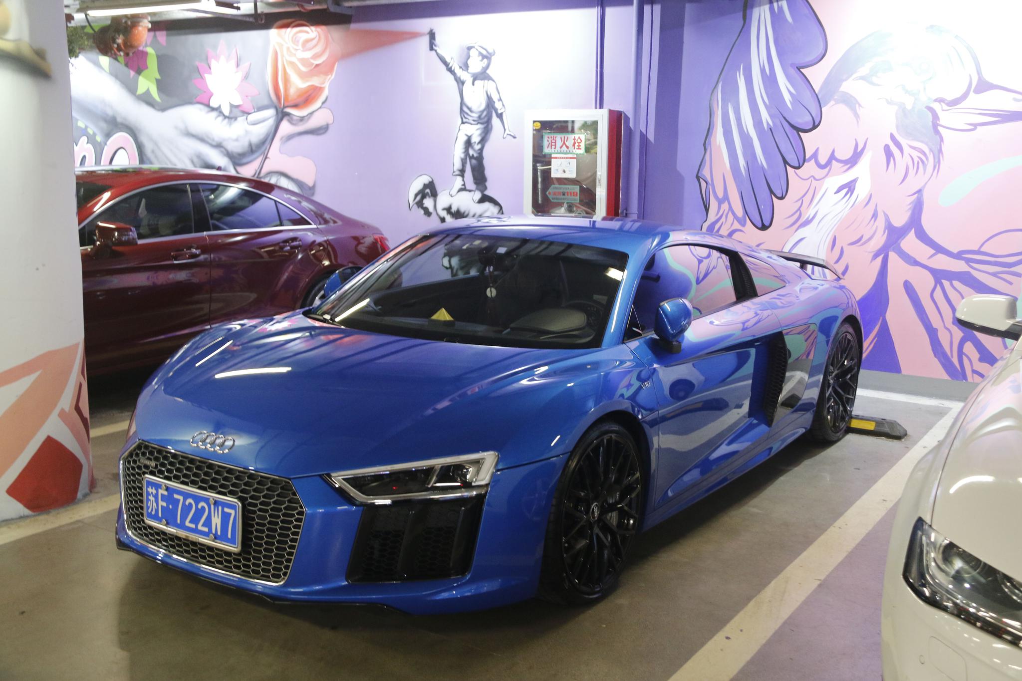 南通街头实拍新款奥迪R8