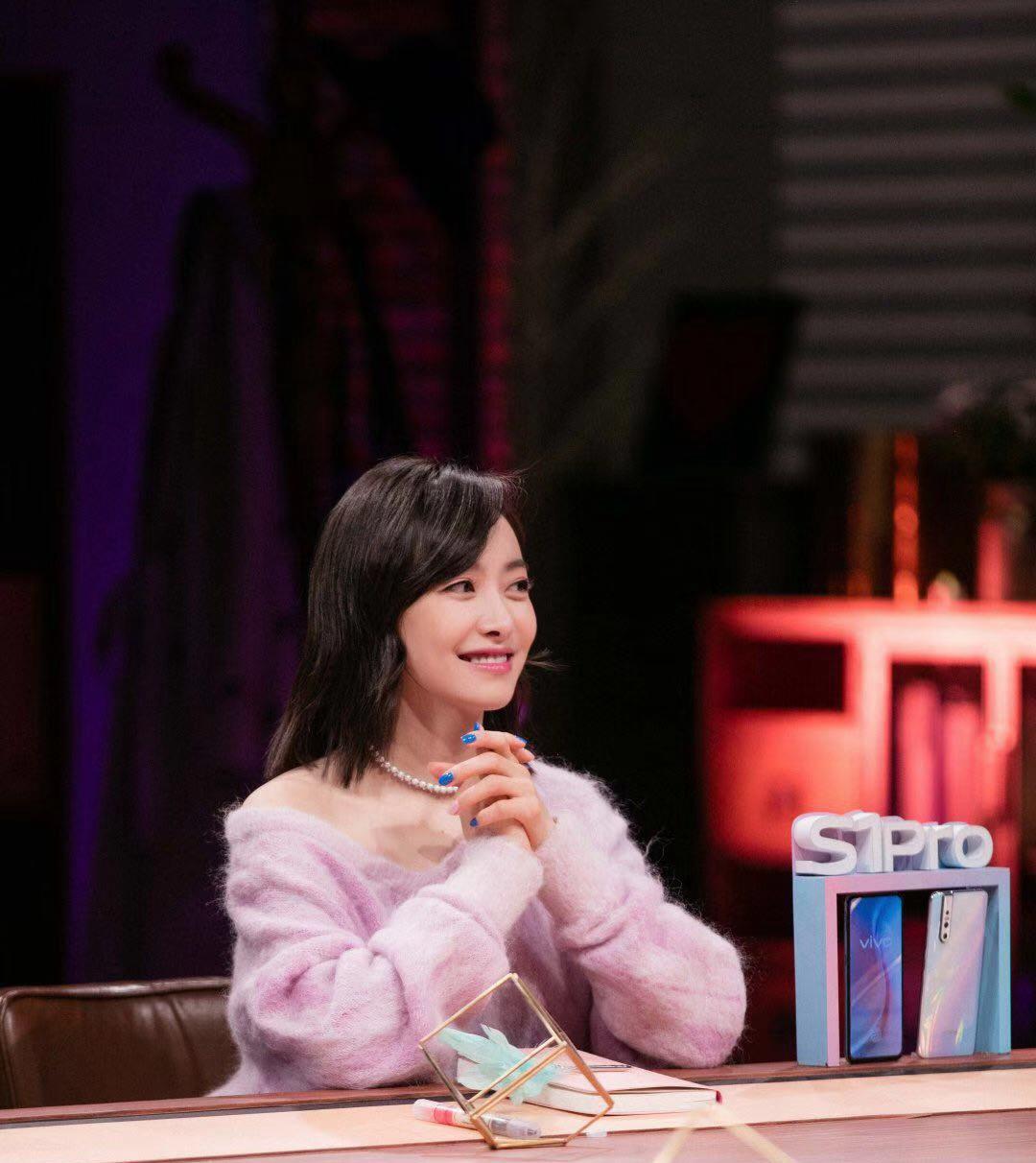 宋茜《心动的信号》新造型，5325吊带裙搭白色西装，美得优雅大气|心动的信号|宋茜|吊带裙_新浪新闻