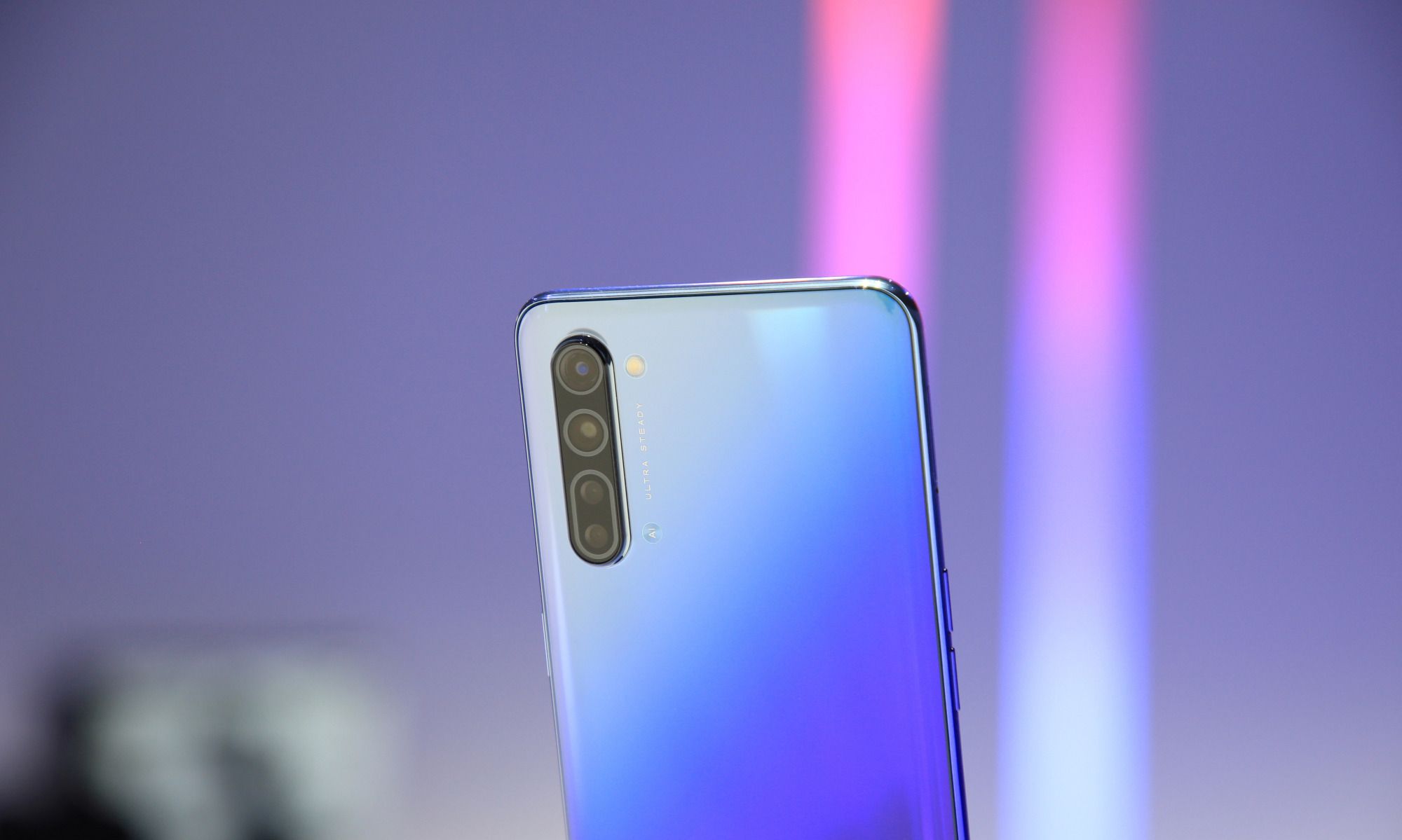 OPPO Reno3系列现场：超薄双曲面，炫彩夺目__财经头条