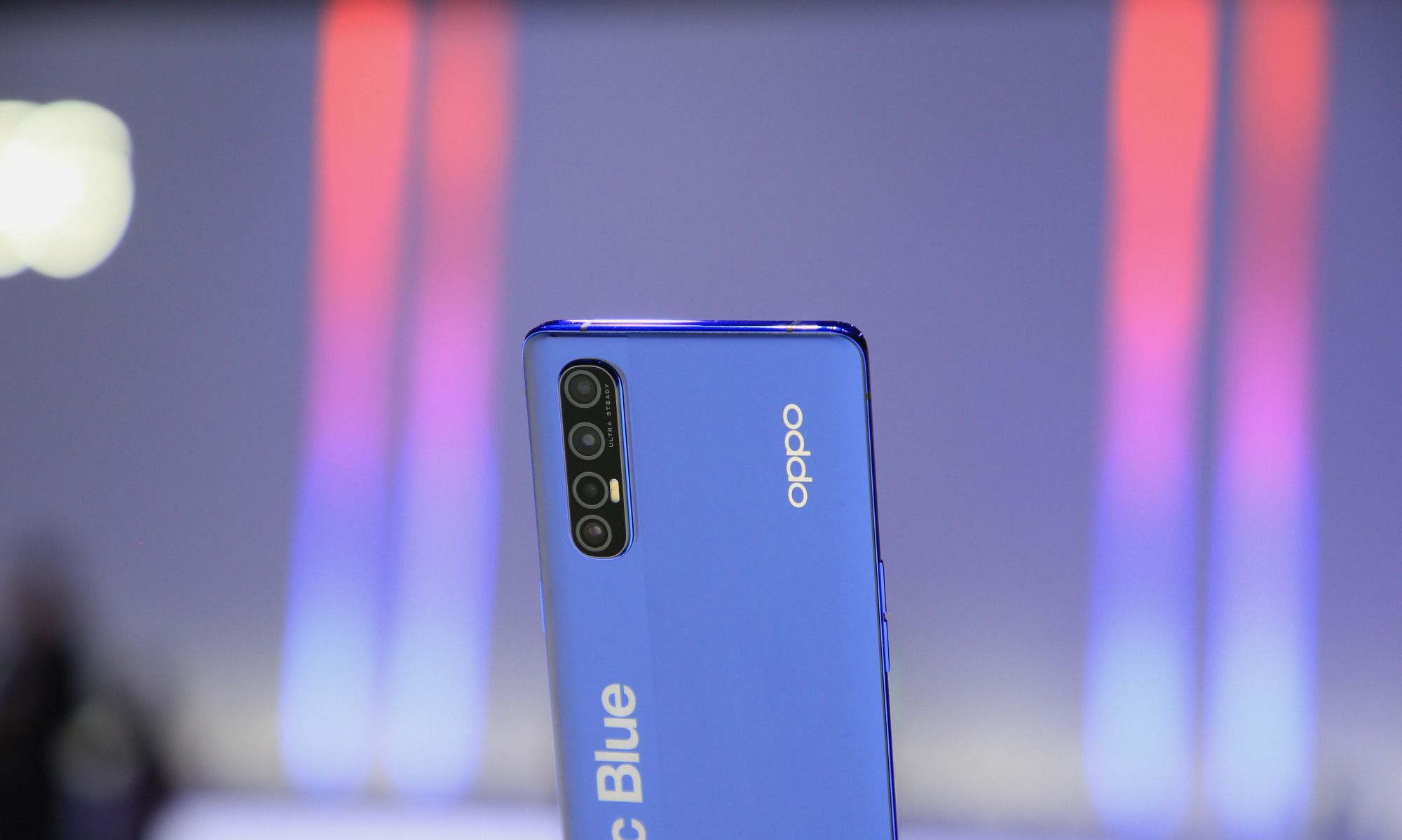 OPPO Reno3系列现场：超薄双曲面，炫彩夺目__财经头条