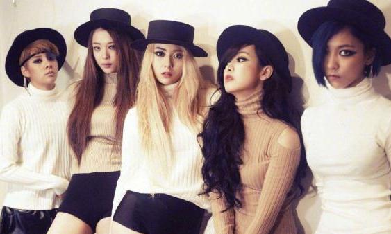 雪梨离开后f（x）终于合体，路透宋茜Amber憔悴，只有她从未表态|郑秀晶|宋茜|雪莉_新浪新闻