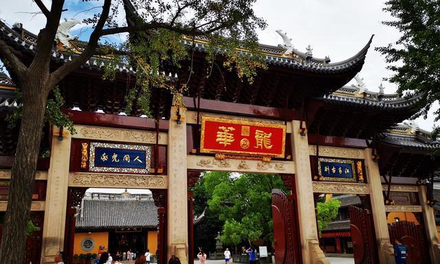 龙华寺，距今1700年，上海地区历史最悠久的古寺|龙华寺|寺庙|参拜_新浪新闻