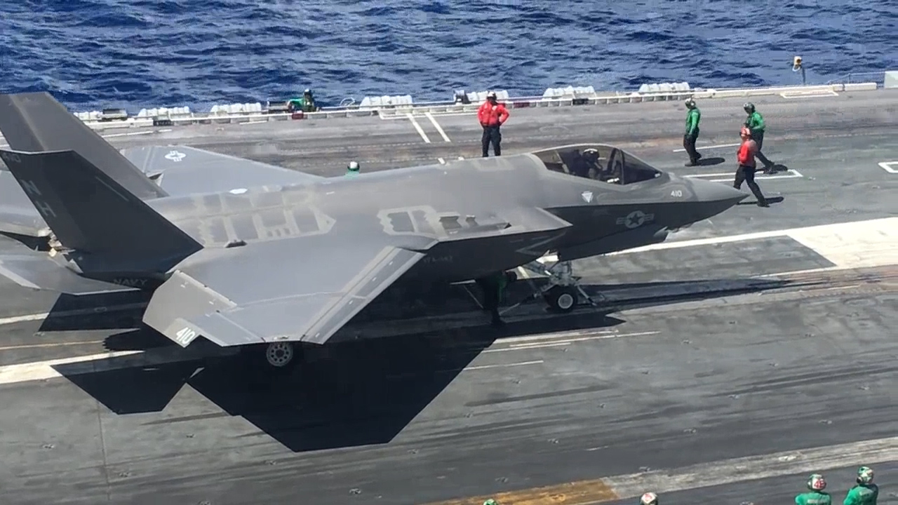 从航空母舰指挥塔上看，美国海军F35C舰载机和F18舰载机起降训练|舰载机|航空母舰|起飞_新浪新闻