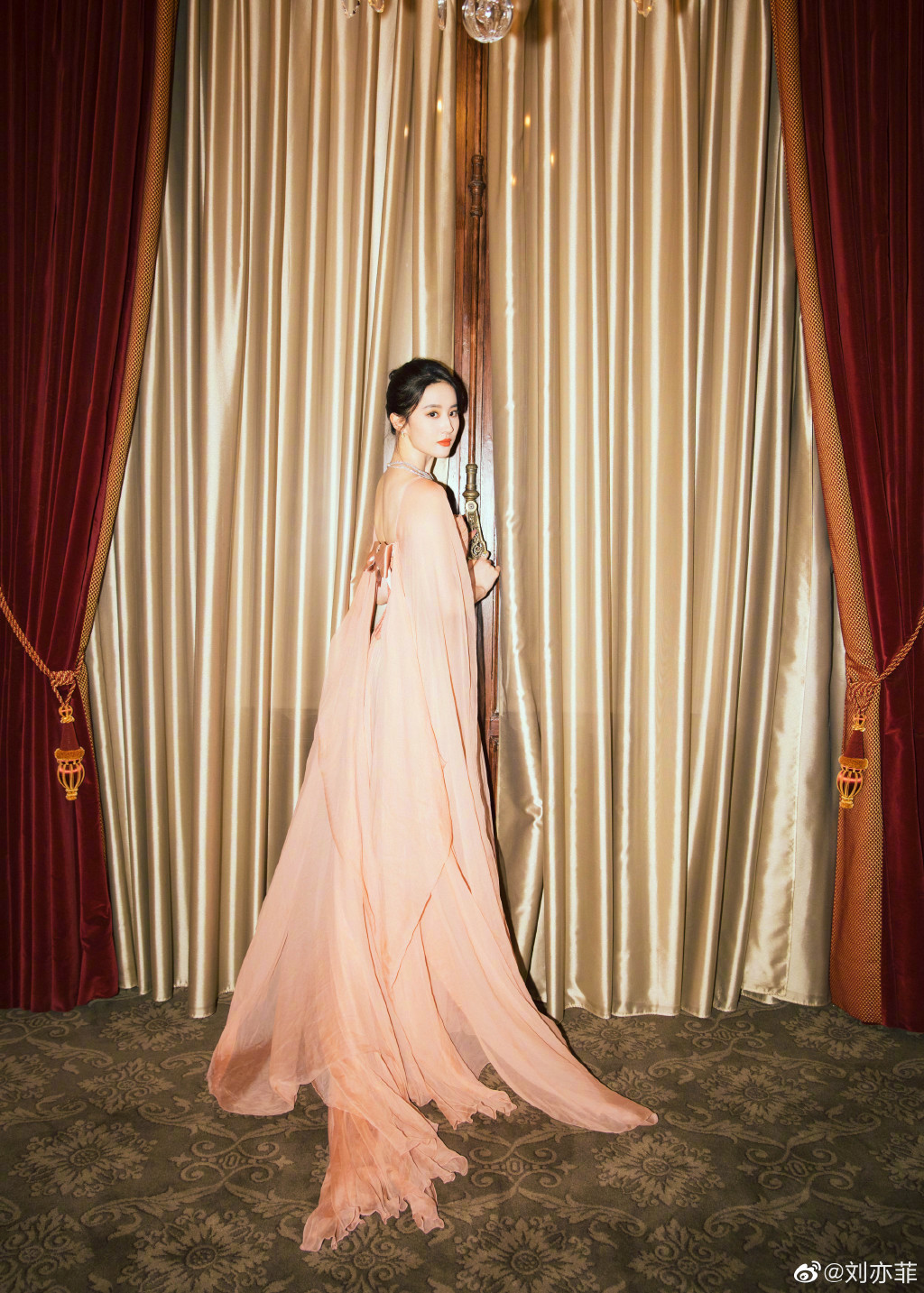 刘亦菲最新照片，一袭粉色抹胸晚礼服，秀出白皙天鹅颈|晚礼服|抹胸|天鹅_新浪新闻