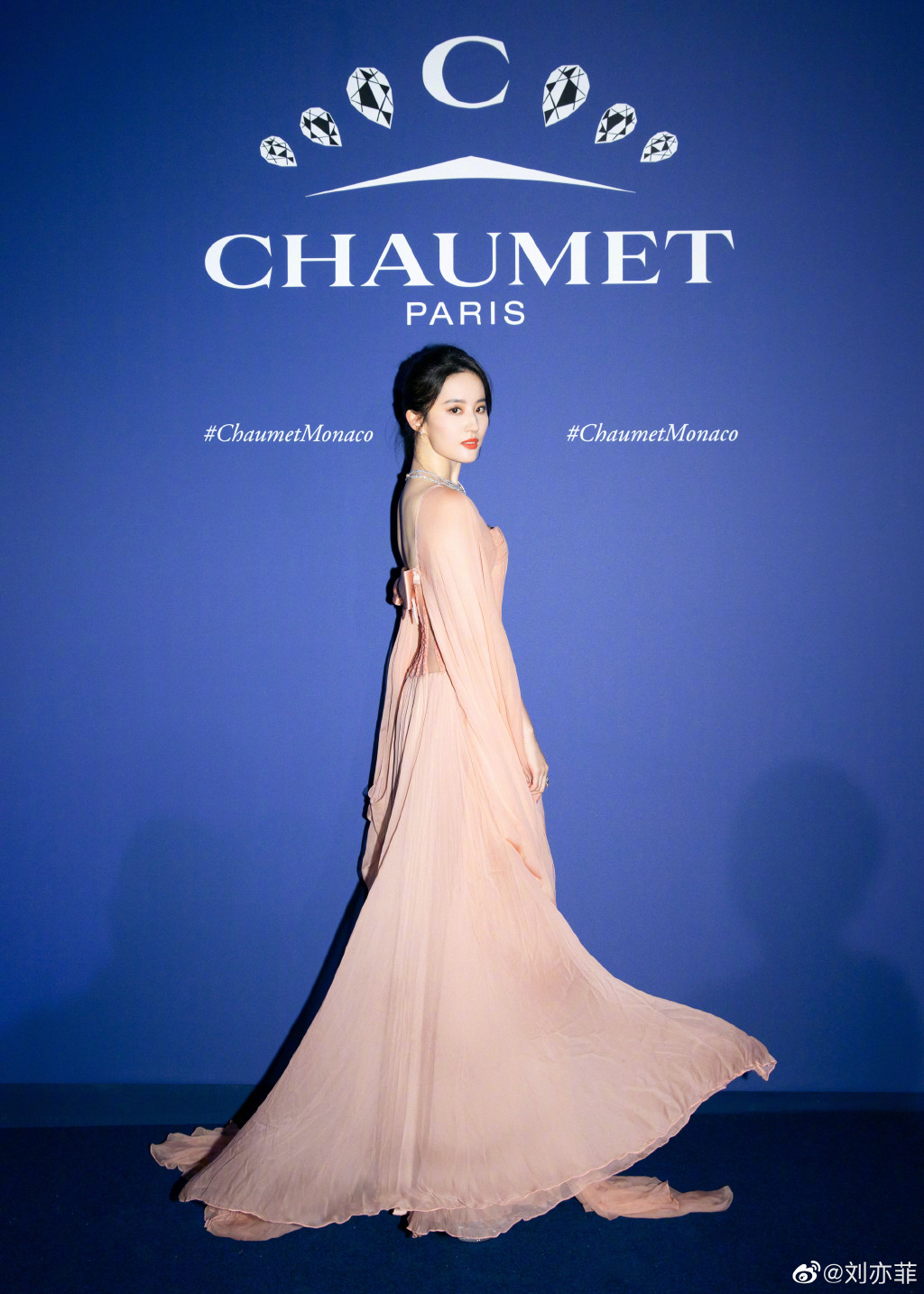刘亦菲最新照片，一袭粉色抹胸晚礼服，秀出白皙天鹅颈|晚礼服|抹胸|天鹅_新浪新闻