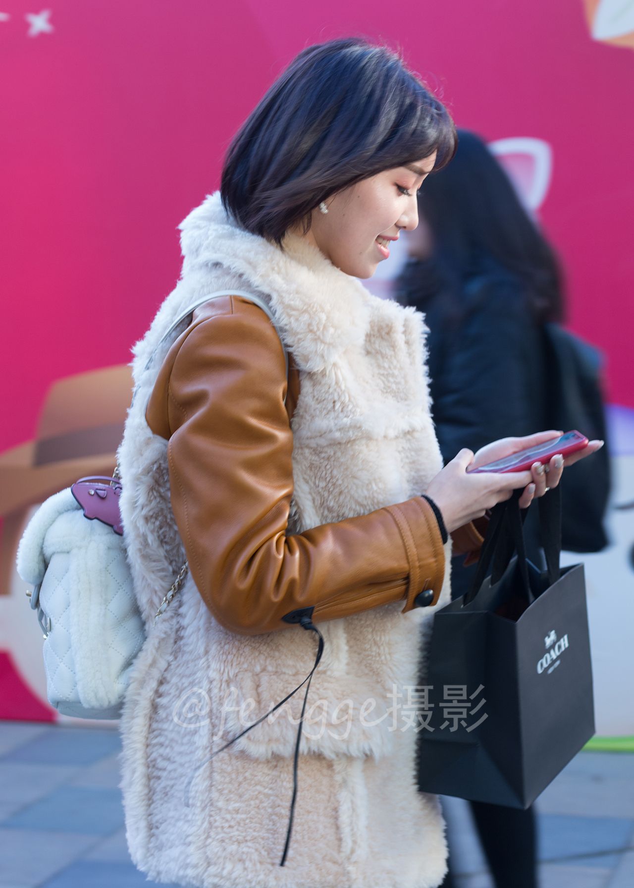街拍:穿牛仔裤长靴的短发美女,黄蓝撞色巧搭配,笑容灿烂很迷人