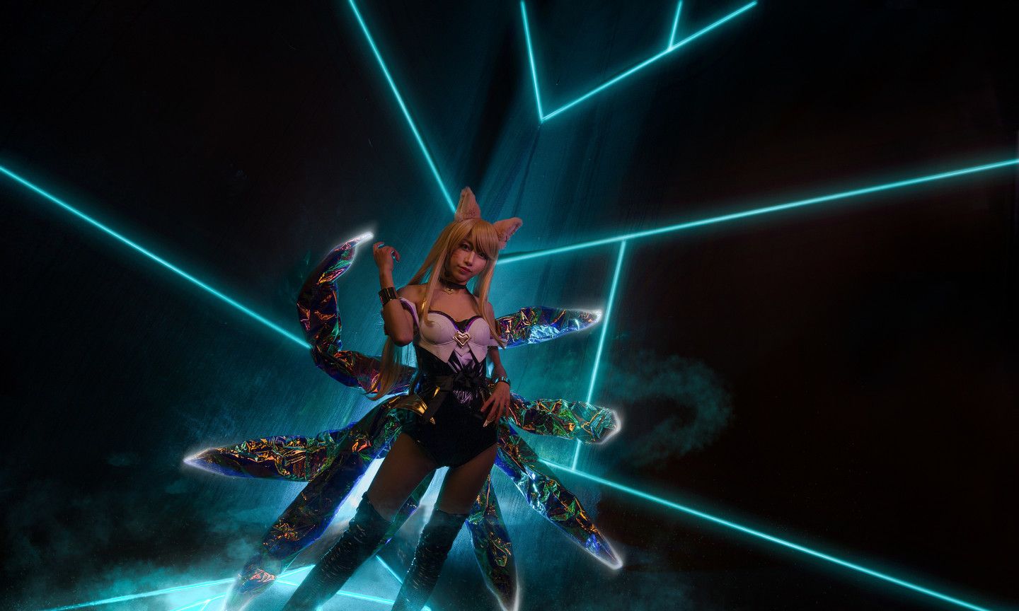 英雄联盟：KDA狐狸cosplay，修长大腿配皮靴属实带感！