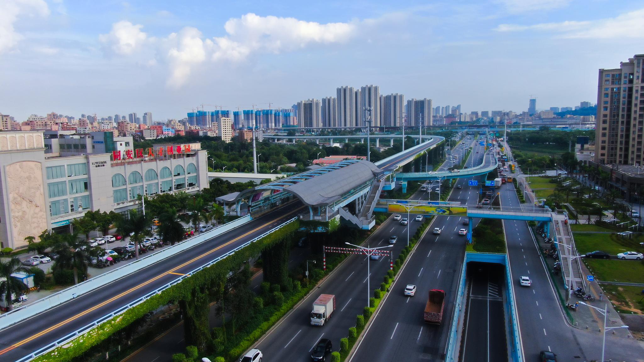 航拍厦门BRT轻工食品园站周边商圈景色