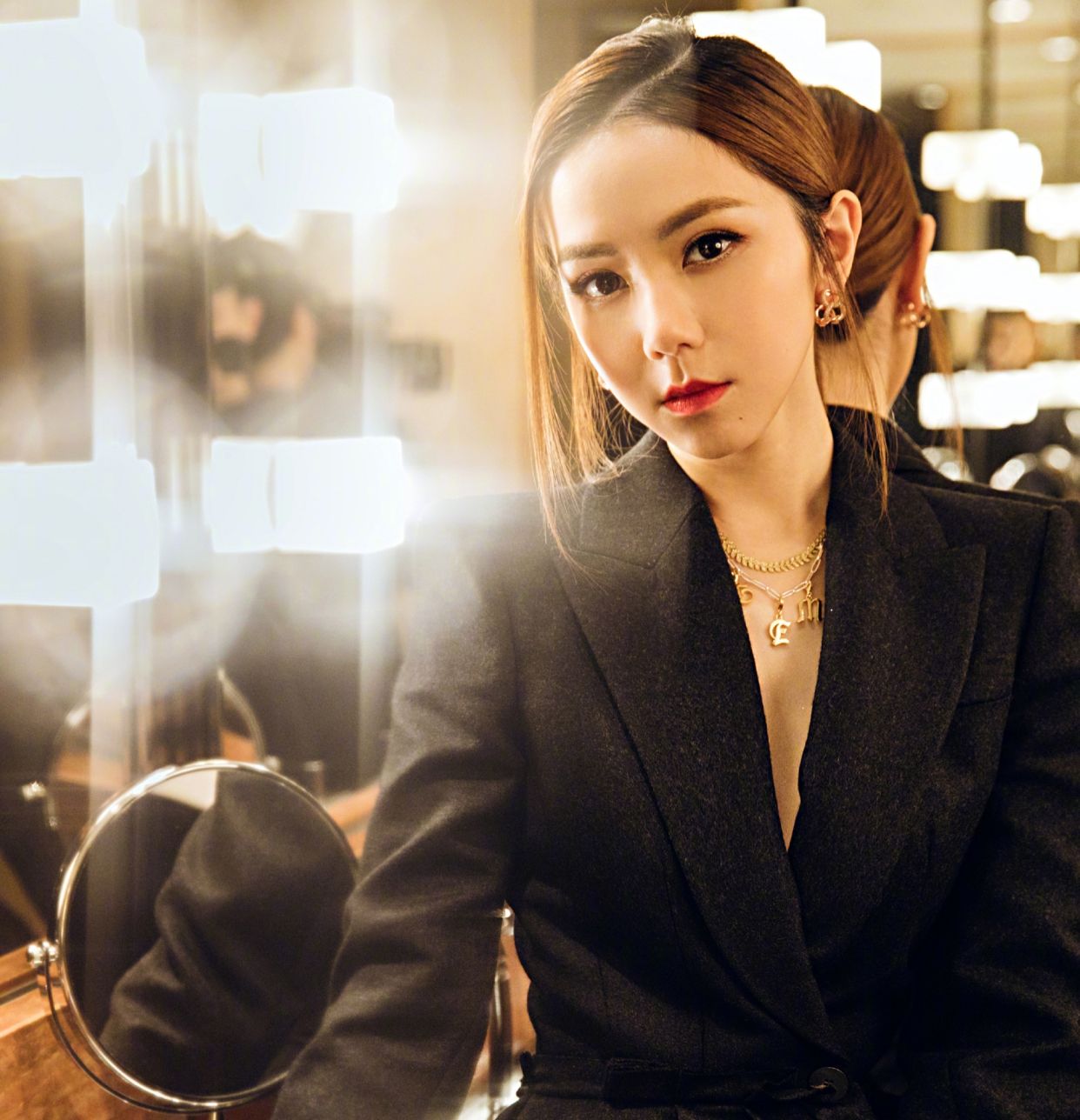 邓紫棋首发新专辑《摩天动物园》，吃着火锅哼着歌，真接地气！