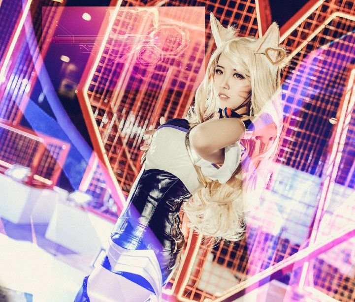 美女COS英雄联盟KDA阿狸，我邪恶了