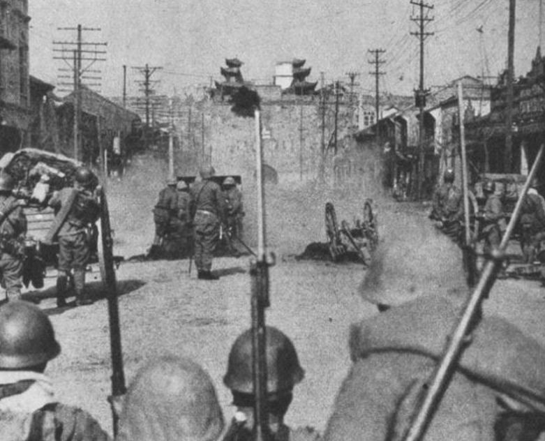 六张二战老照片，图2是中华门前轰击城门的日军炮兵部队