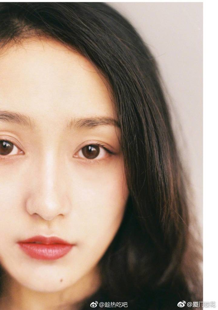 她叫秦钰婷，96年，就读于集美大学诚毅学院，身高165cm