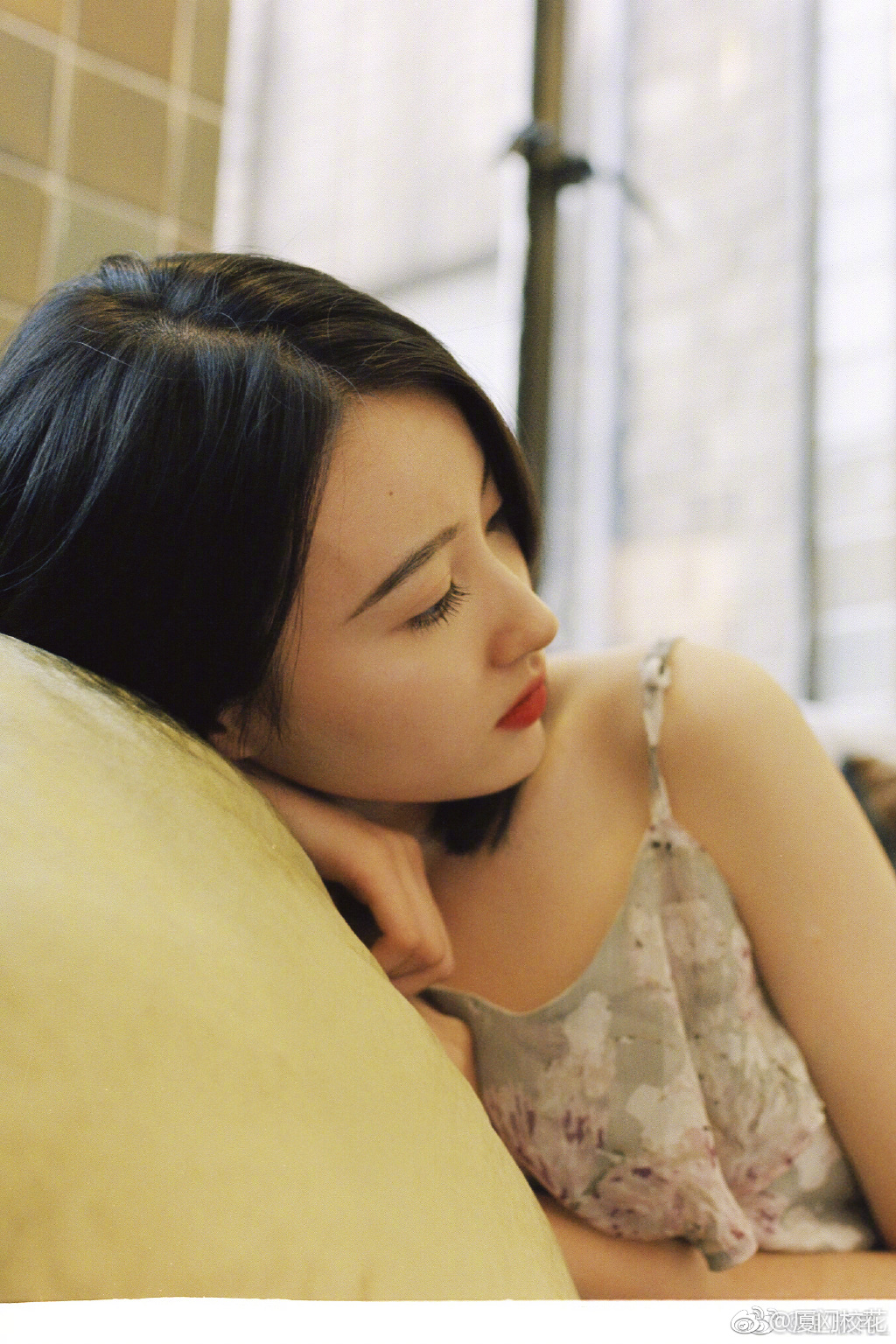 她叫赵欣冉，97年，就读于东华大学，身高166cm，天秤座