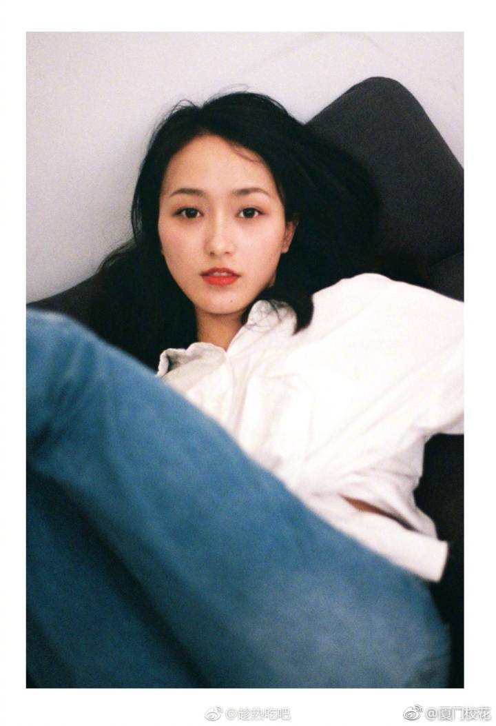 她叫秦钰婷，96年，就读于集美大学诚毅学院，身高165cm