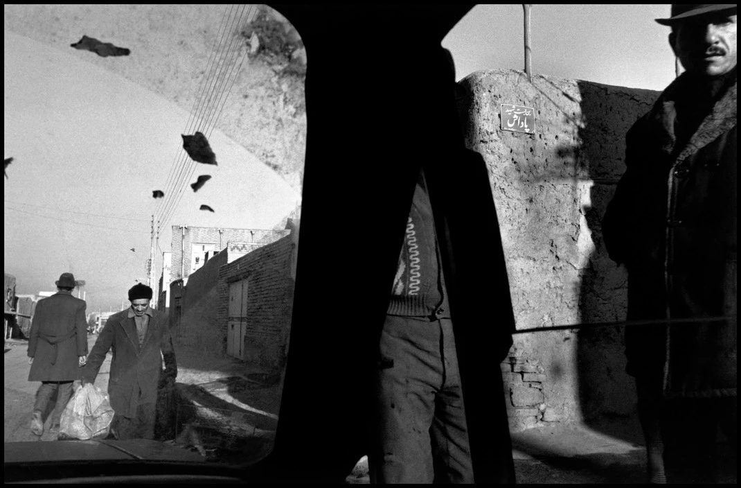 历史的证据丨法国摄影师Gilles Peress作品欣赏|法国|摄影师|陶菲菲_新浪新闻