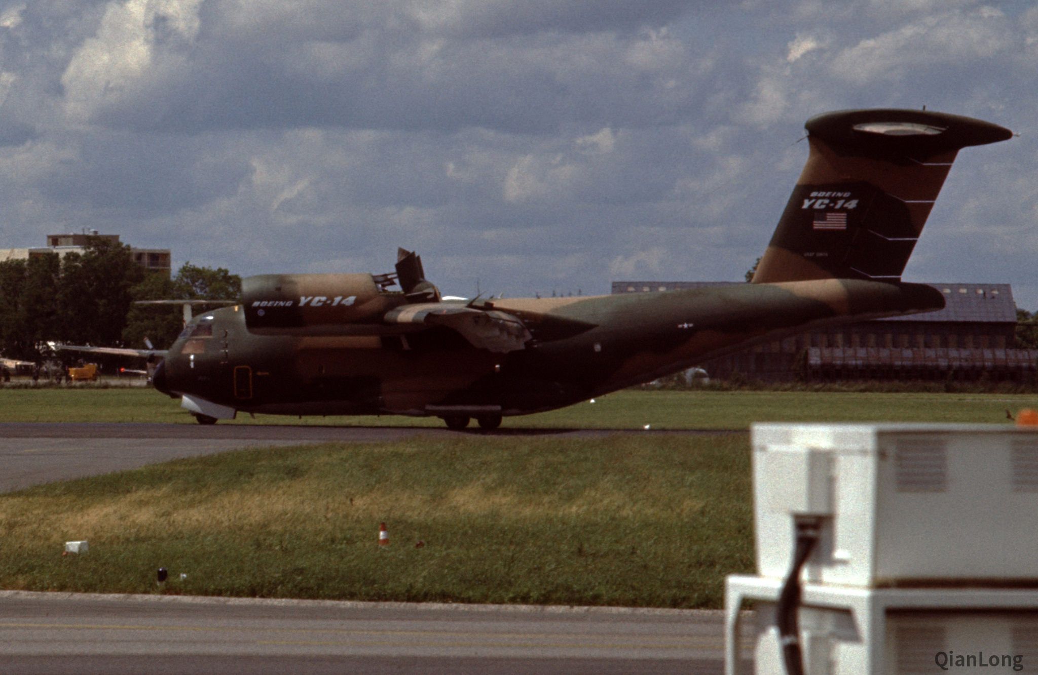 亮相巴黎航展的波音YC-14运输机 技术先进依然没有淘汰C-130|运输机|波音|巴黎航展_新浪新闻