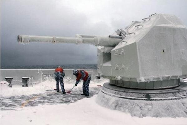 我国130舰炮的射程能超过100公里，这么远是如何瞄准的？