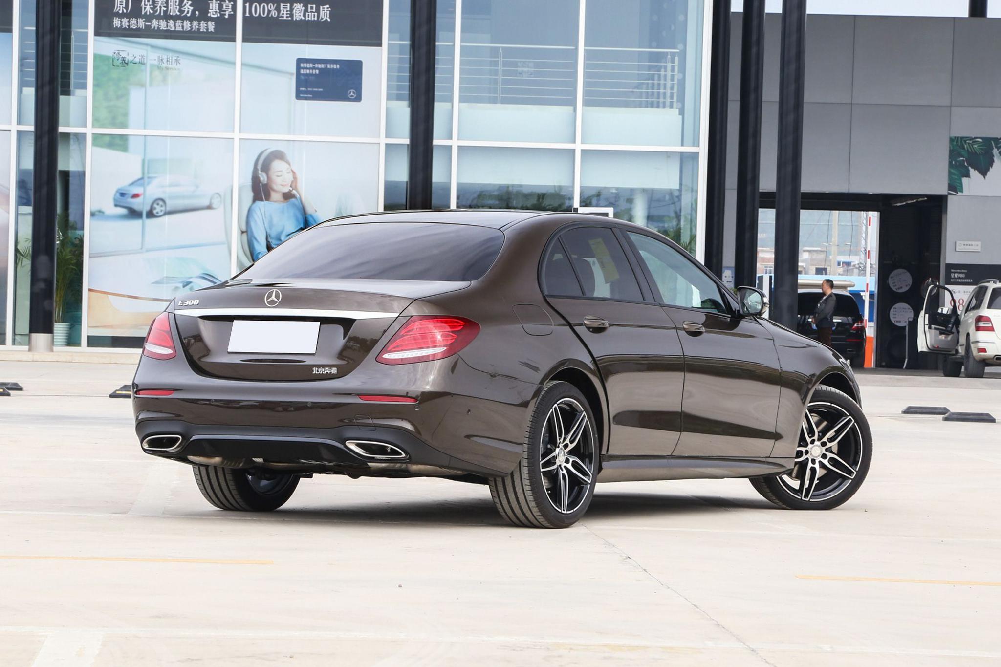 奔驰 E300 2017款 2.0T运动型 水晶棕色你心不心动？-新浪汽车