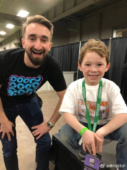 “假笑男孩”Gavin 生动演绎尴尬而不失礼貌的微笑。能怎么办__财经头条