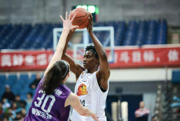 她是唯一一位签约NBA的女队员, 却放弃比赛