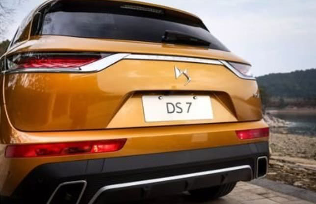 长安PSA DS7实车亮相，外观激进内饰更高品质，一如既往的高傲-新浪汽车