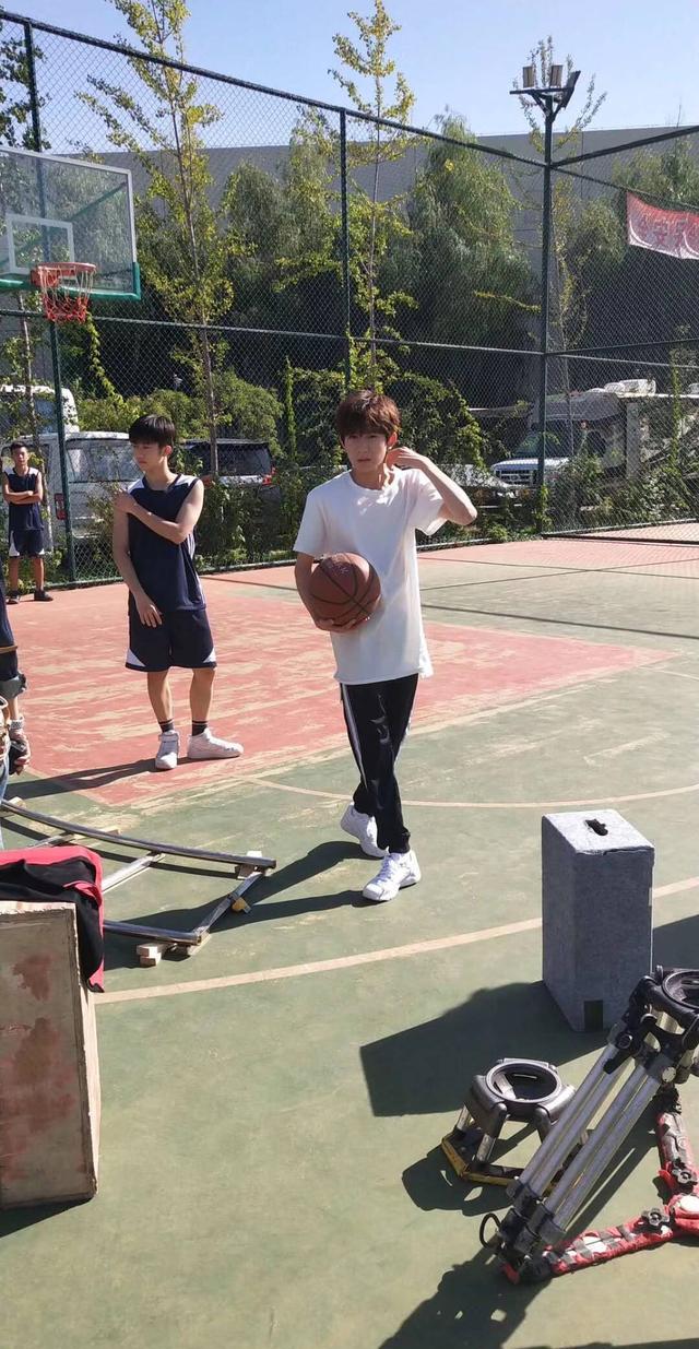 180922 昨日傍晚的源哥 身着白衣打篮球|白衣|黑裤|摄影机_新浪新闻