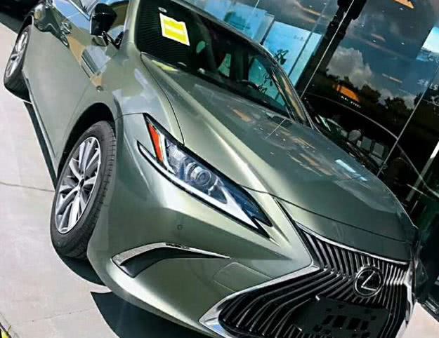 偶遇首台橄榄绿色雷克萨斯ES200！颜色帅到窒息 配2.0L 或28万起-新浪汽车