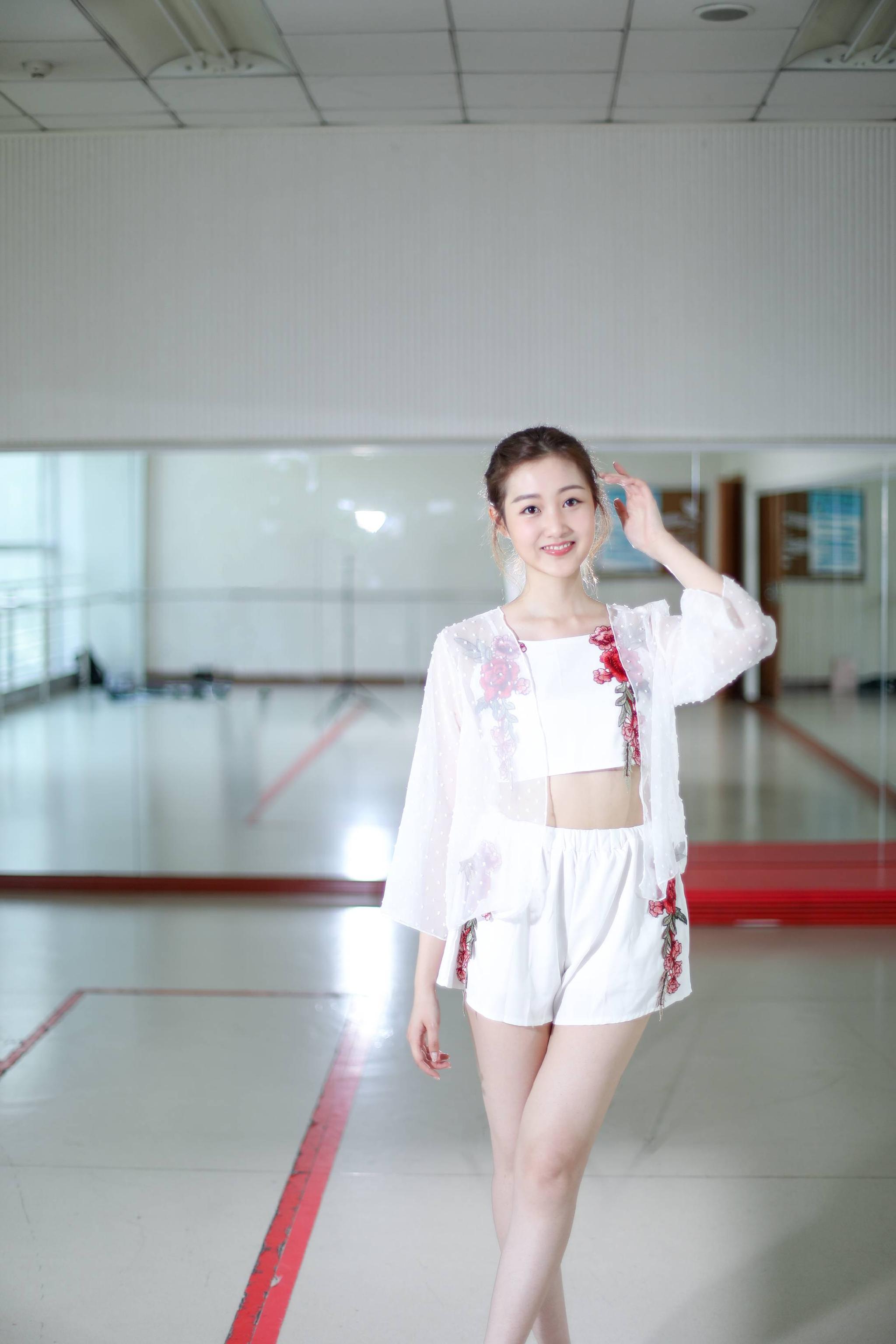 四川师范大学表演系的小姐姐 身高172cm 体重48kg 又高又瘦还漂亮