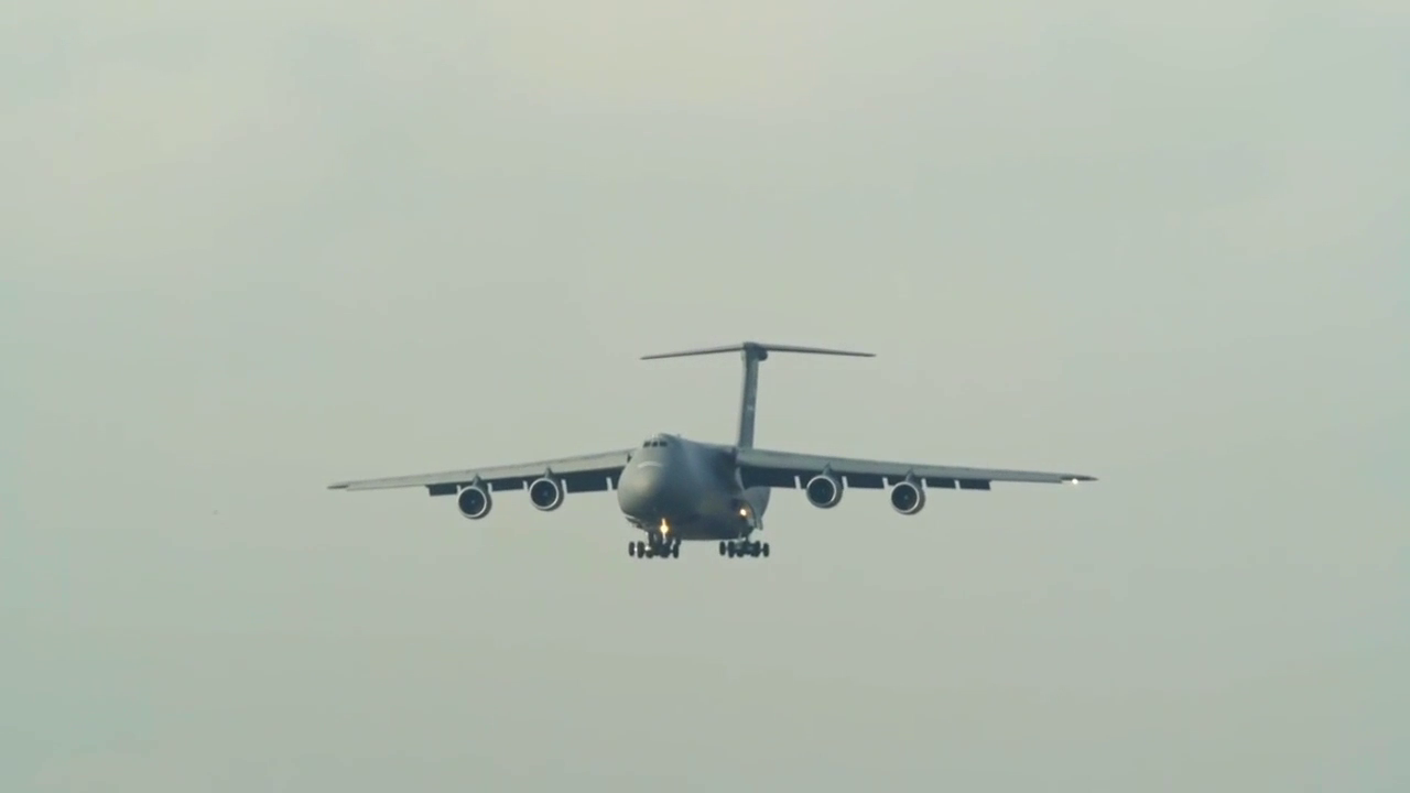C5军用运输机与空客A380波音747降落时的对比|军用运输机|降落|空客A380|波音747_新浪新闻
