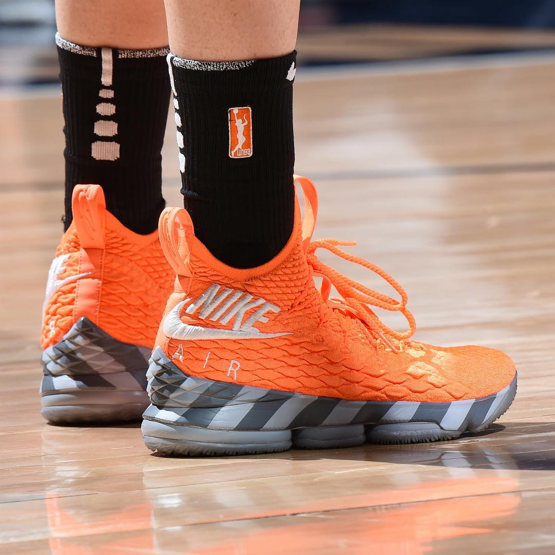 WNBA球员最近上脚战靴欣赏|战靴|球员_新浪新闻