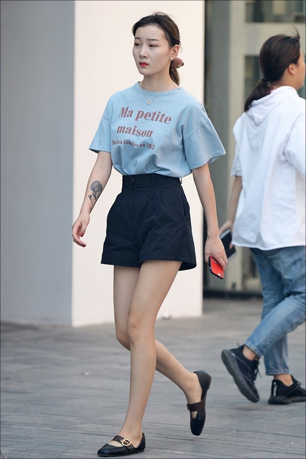 街拍：清凉热裤美女，热辣性感