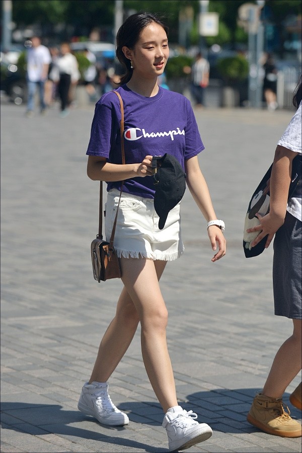 街拍：清凉热裤美女，热辣性感