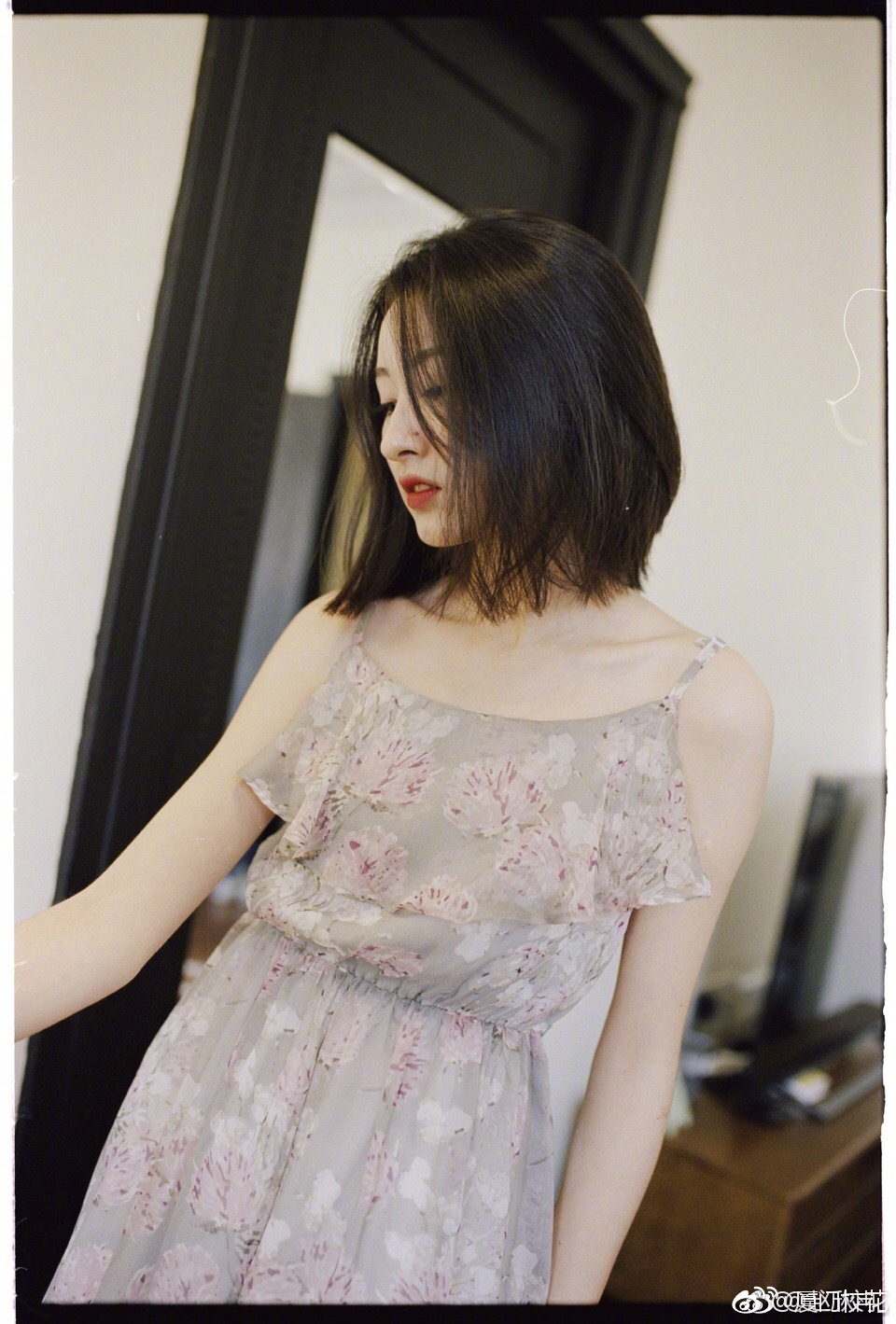 她叫赵欣冉，97年，就读于东华大学，身高166cm，天秤座