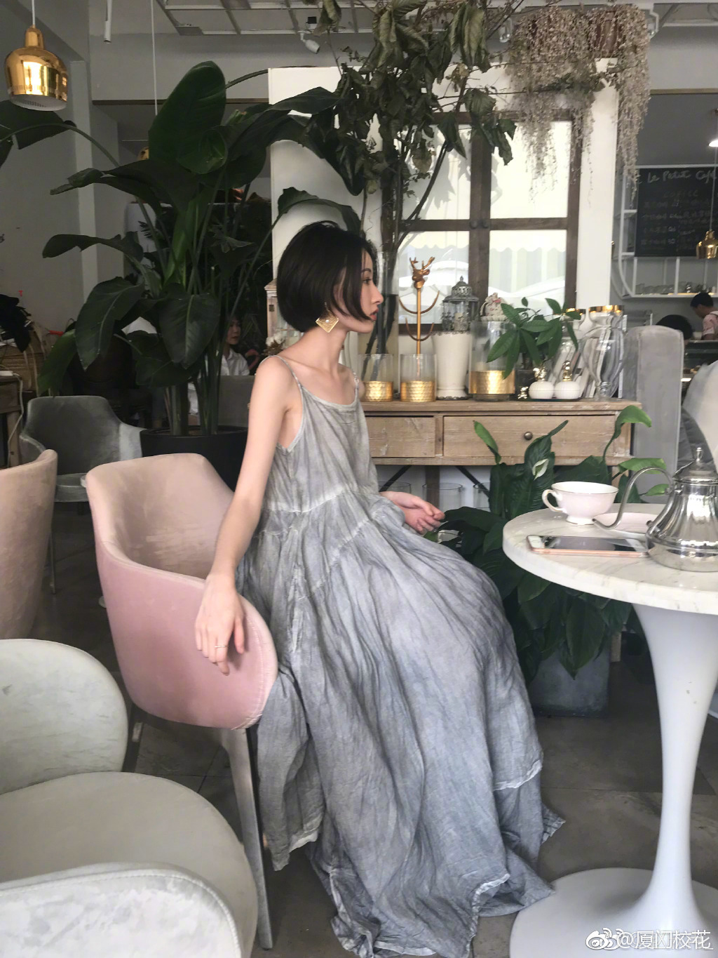 她叫赵欣冉，97年，就读于东华大学，身高166cm，天秤座