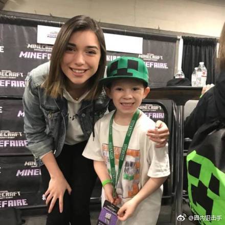 “假笑男孩”Gavin 生动演绎尴尬而不失礼貌的微笑。能怎么办__财经头条