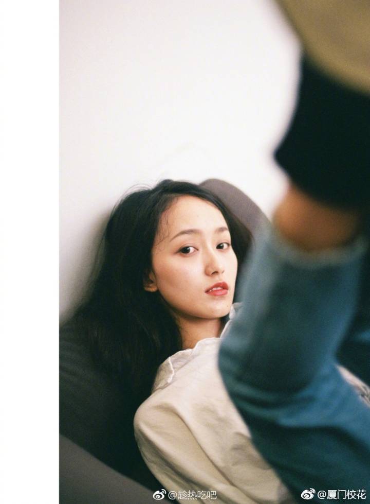 她叫秦钰婷，96年，就读于集美大学诚毅学院，身高165cm|集美大学诚毅学院|就读|身高_新浪新闻